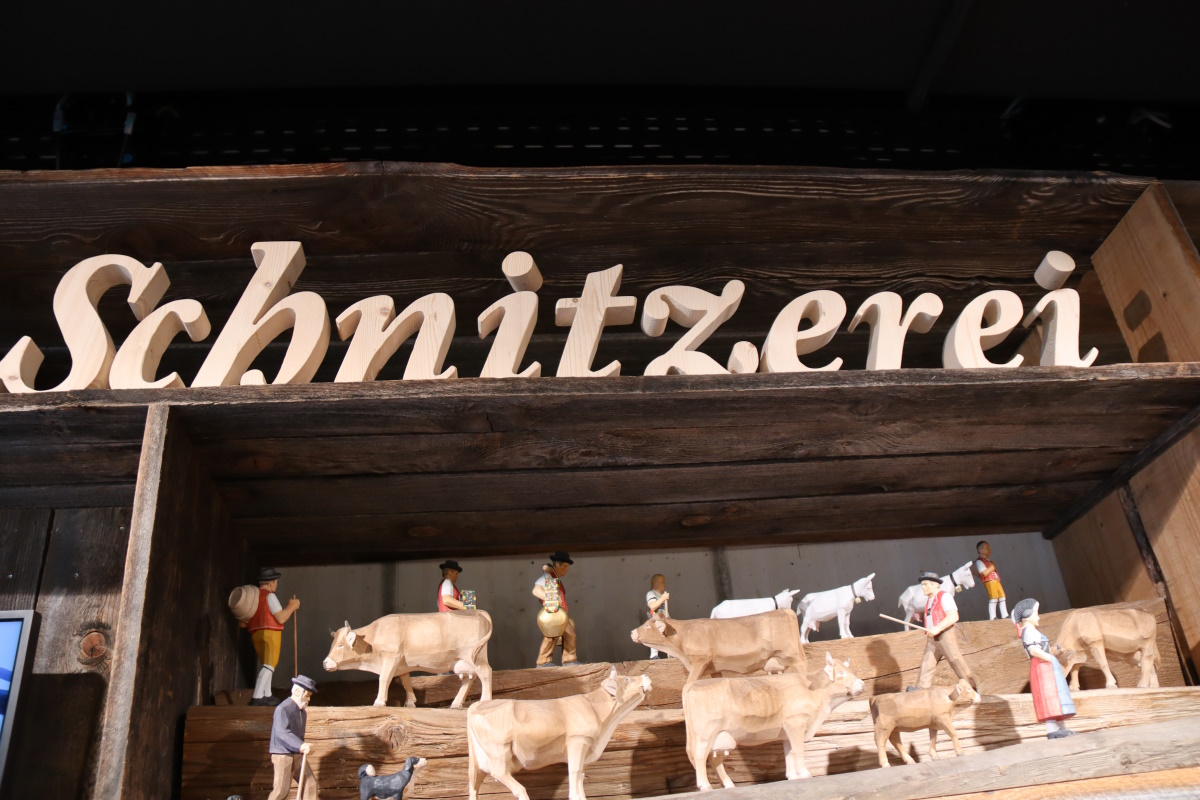 Erlebniswelt Trauffer: Ausflug zur Geburtsstätte der kultigen Holzkühe ...